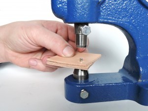 Remachar con ayuda de prensa manual (instrucciones)
